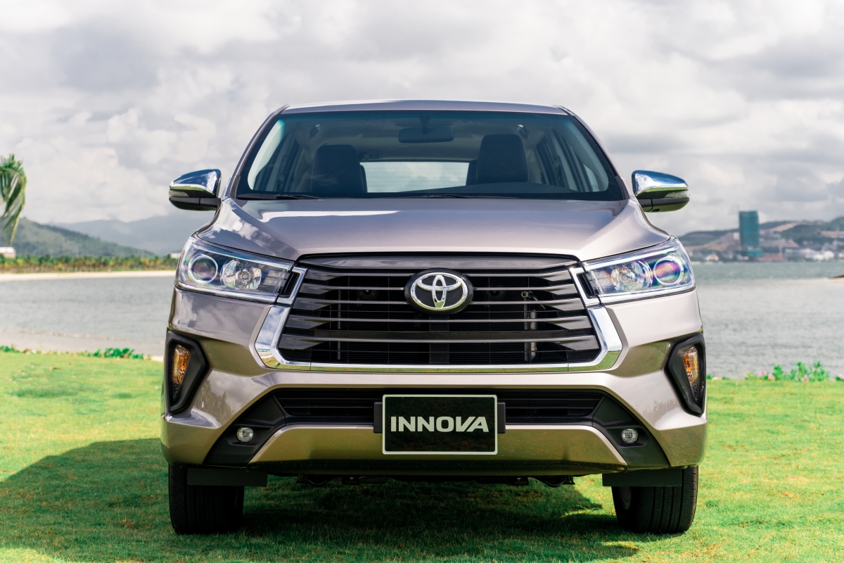 Toyota Innova Crysta: Đánh Giá, Giá Bán, Thông Số Kỹ Thuật & Ưu Điểm ...